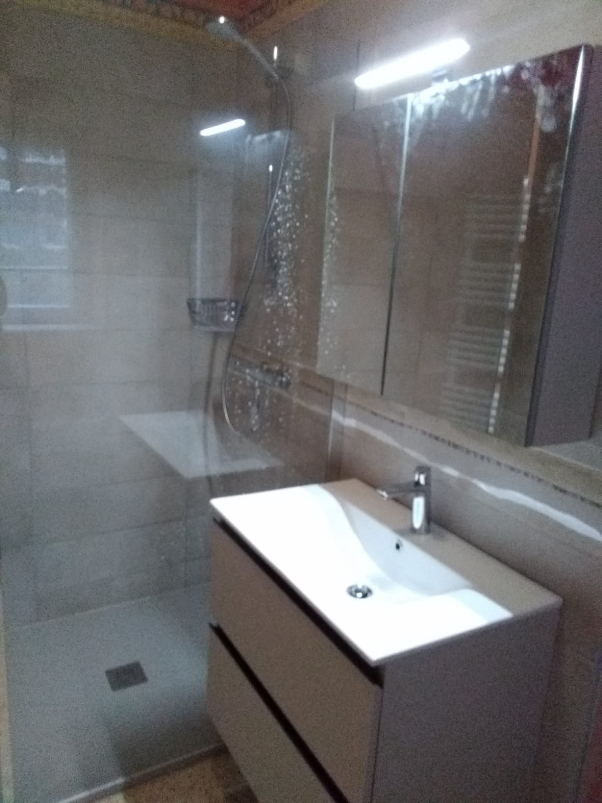 Remplacement baignoire par une douche sur la commune de FLEURIE (69820 ...